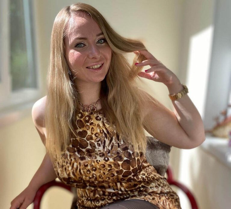 Who Are Connell Twins? Age, Twin Sisters, Height, Biography, Wiki, Net ...