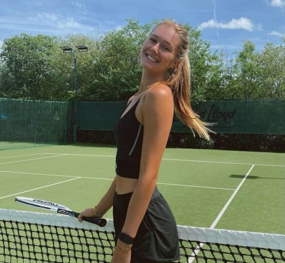 Who Is Scarlett Hutchinson? Biography, Wiki, Age, Height, Weight, Net ...