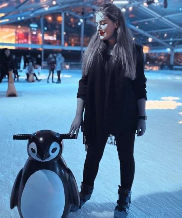 Elizabeth Filips Biography, Age, Best British YouTuber &Painter, Height ...