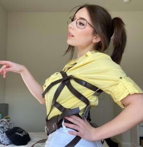 How Old Is Anna Mcclelland? Biography, Age, Height, Wiki, Cosplay Model ...