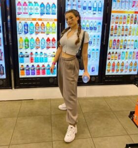 How Old Is Anna Mcclelland? Biography, Age, Height, Wiki, Cosplay Model ...