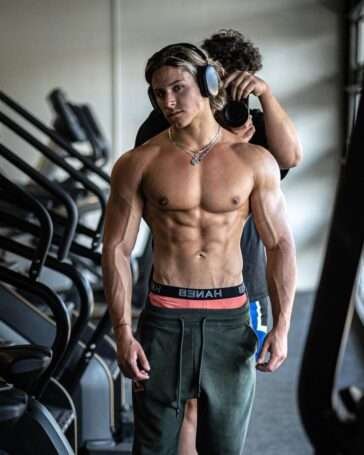How Tall Is Alex Eubank? Height, Girlfriend, Workout, Wiki, Family, Net ...