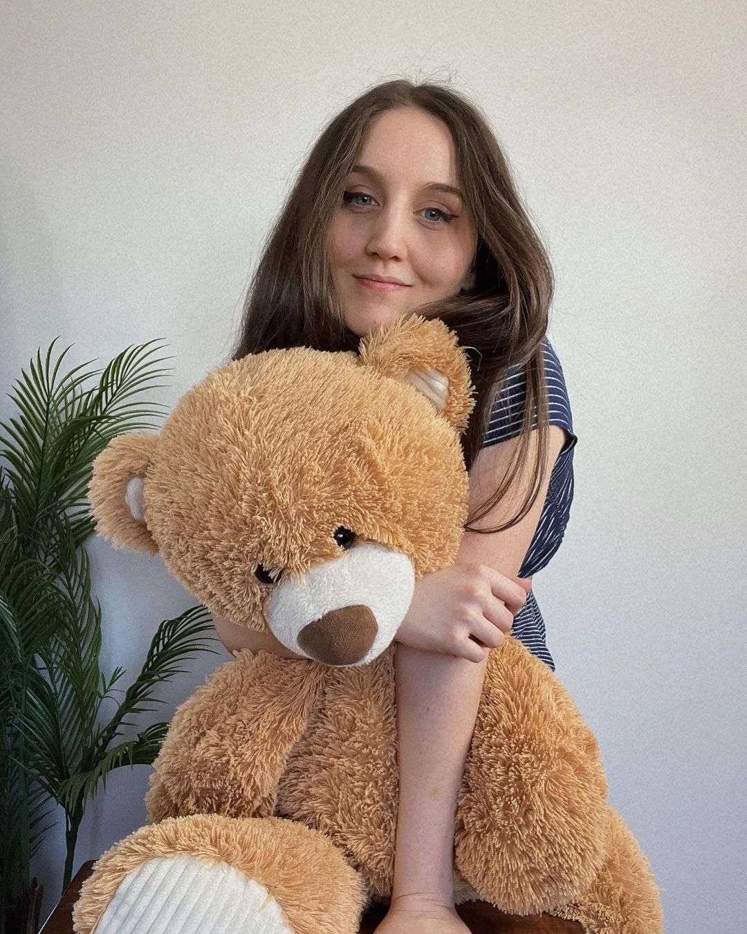 How Old Is Ellesquishy? Bio, Age, Wiki, Height, Instagram, Family, Net ...