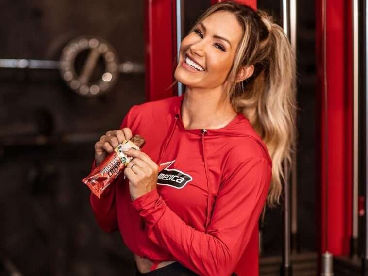 How Tall Is Francielle Mattos? Bio, Age, Family, Husband, Height, Net ...