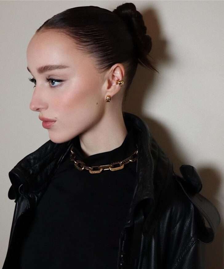 How Tall Is Phoebe Dynevor? Bio, Height, Weight, Age, Netflix Series ...