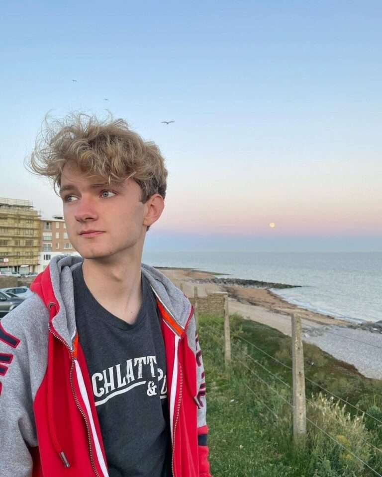 How Old Is Tommyinnit? Net Worth, Age, Height, Family, Twitch ...