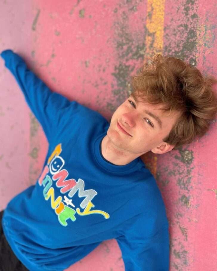 How Old Is Tommyinnit? Net Worth, Age, Height, Family, Twitch ...